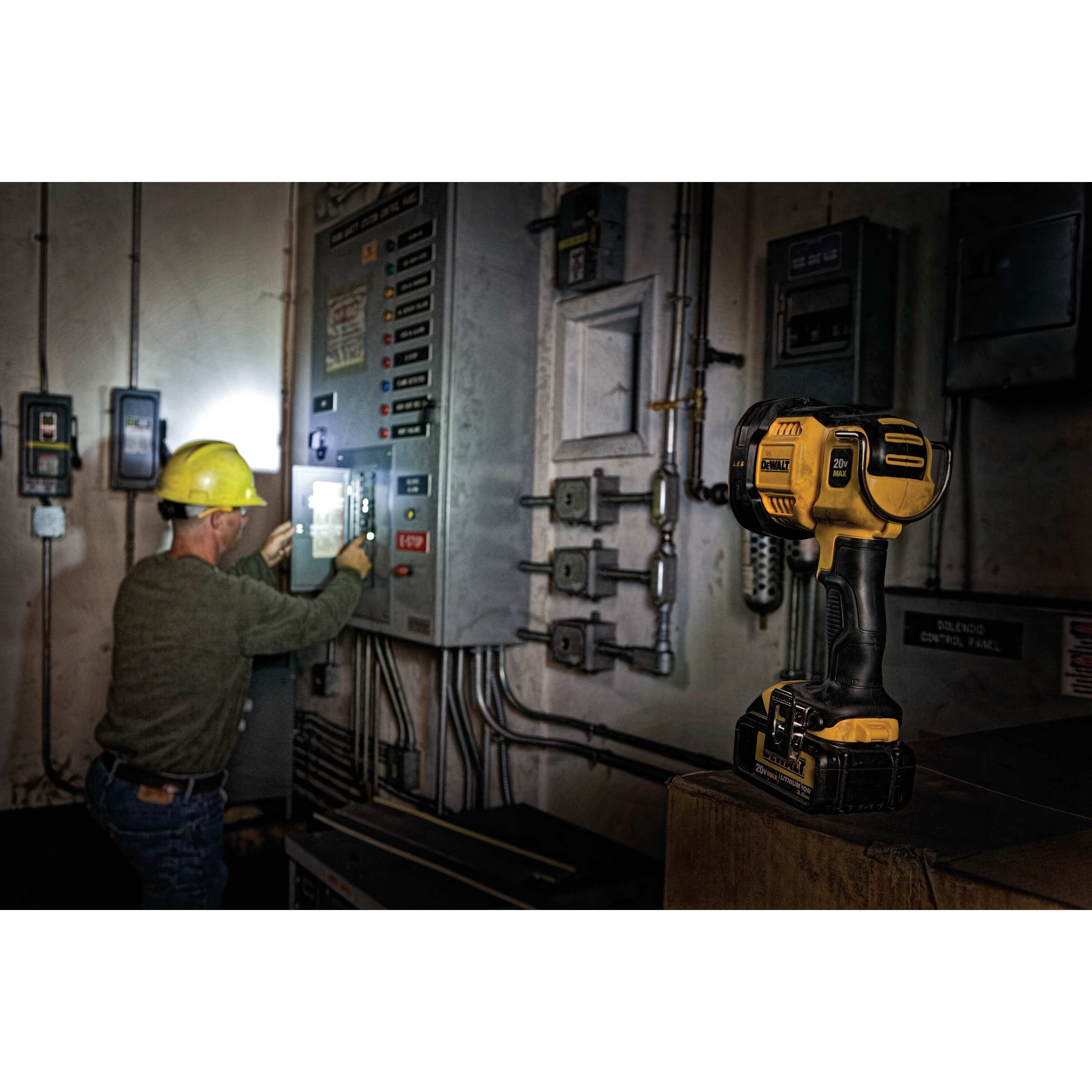 DeWALT DCL043-XJ 18V XR LED Spotlight (Body Only) (DCL043-XJ) | CEF